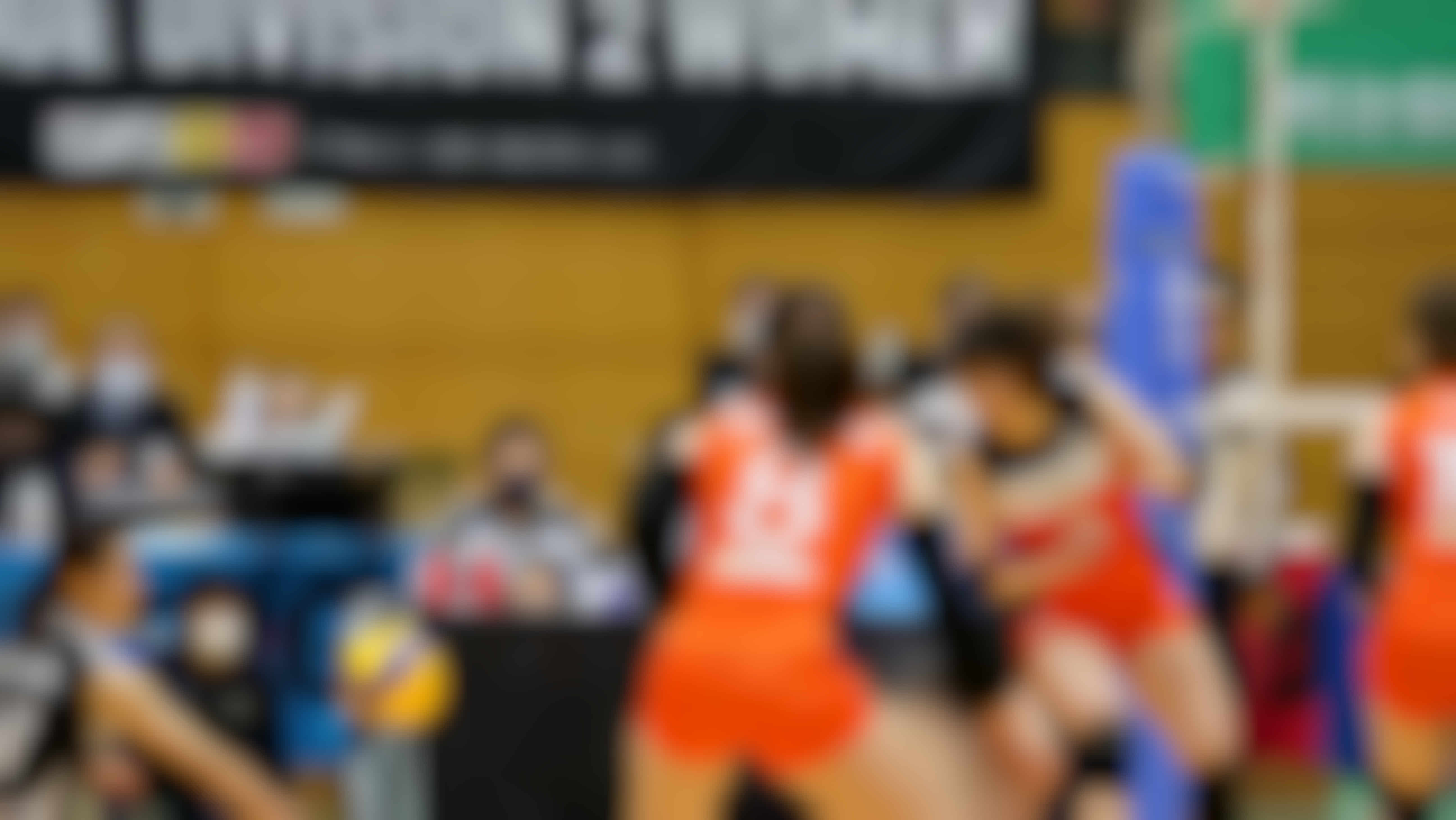 コートの女神たち＃082：【5K画像】 高まる士気、交錯する視線 | アダルト動画販売マーケットのAdama(アダマ)